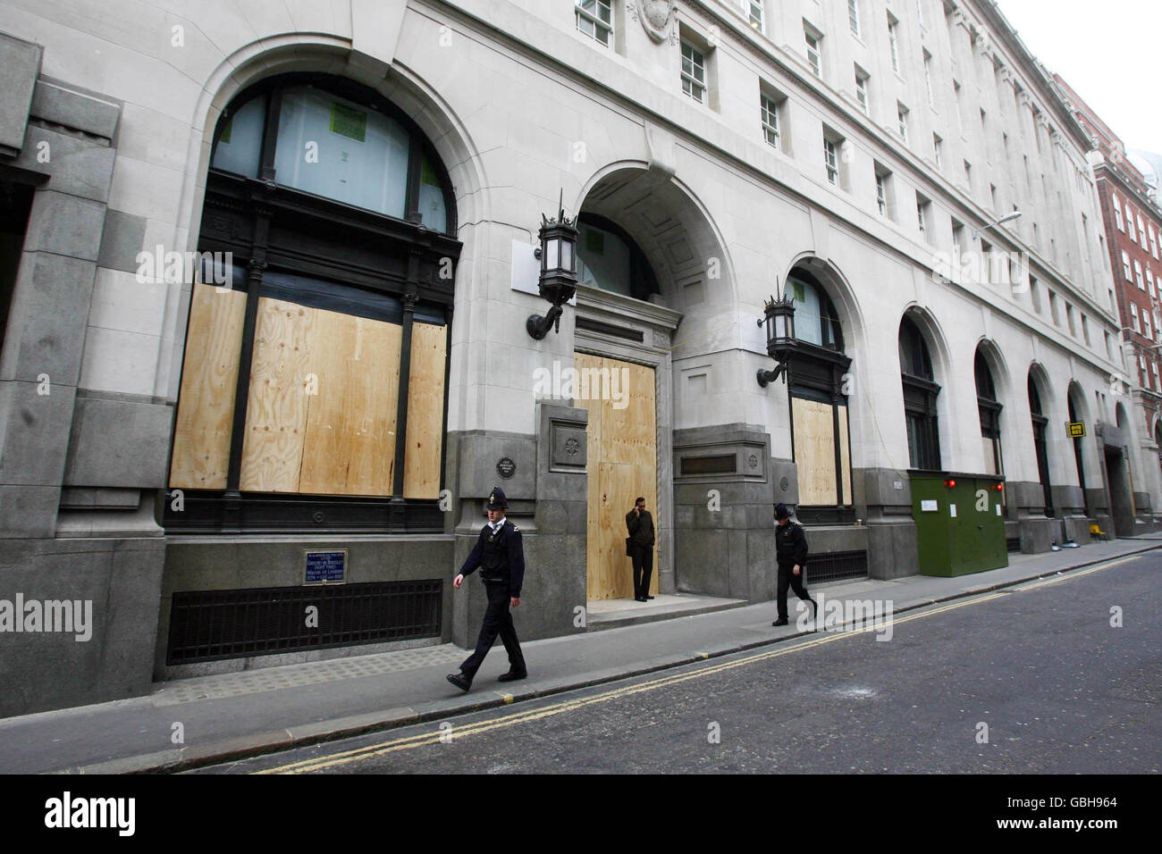 Boarded up businesses london hi-res stock photography and images - Alamy