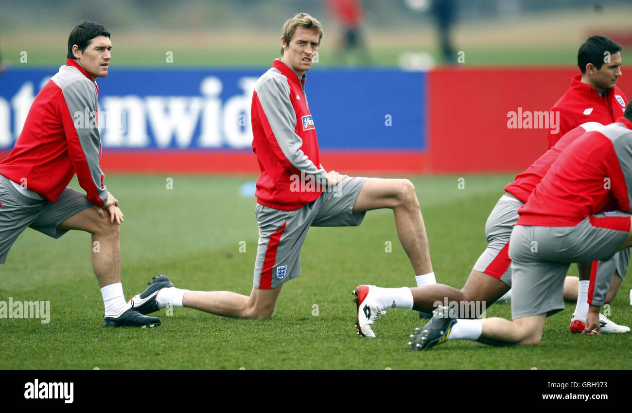 England's Gareth Barry (left) and Peter Crouch during a training ...