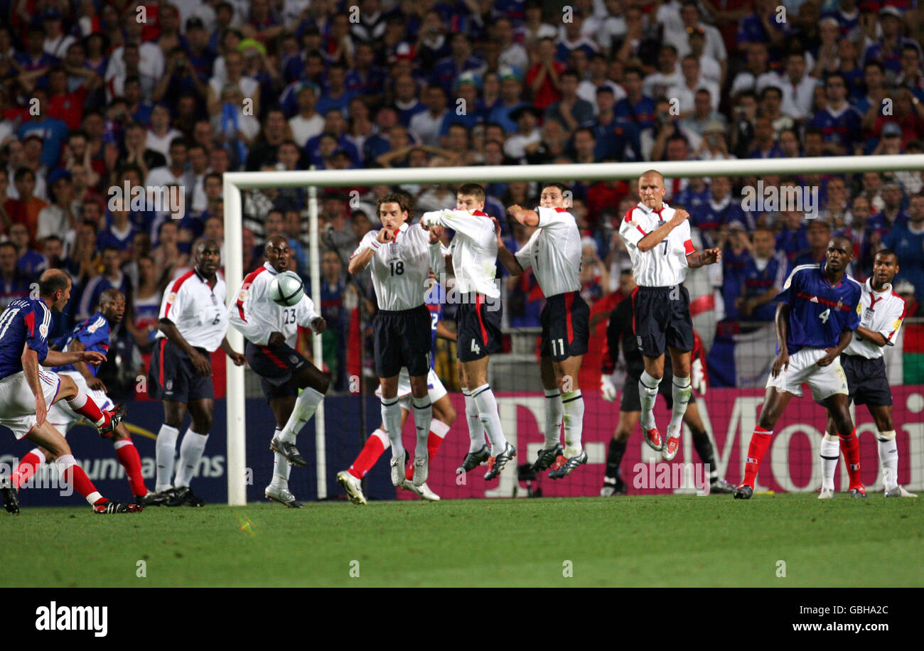 Frances zinedine zidane the equalising goal from free kick hi-res stock ...