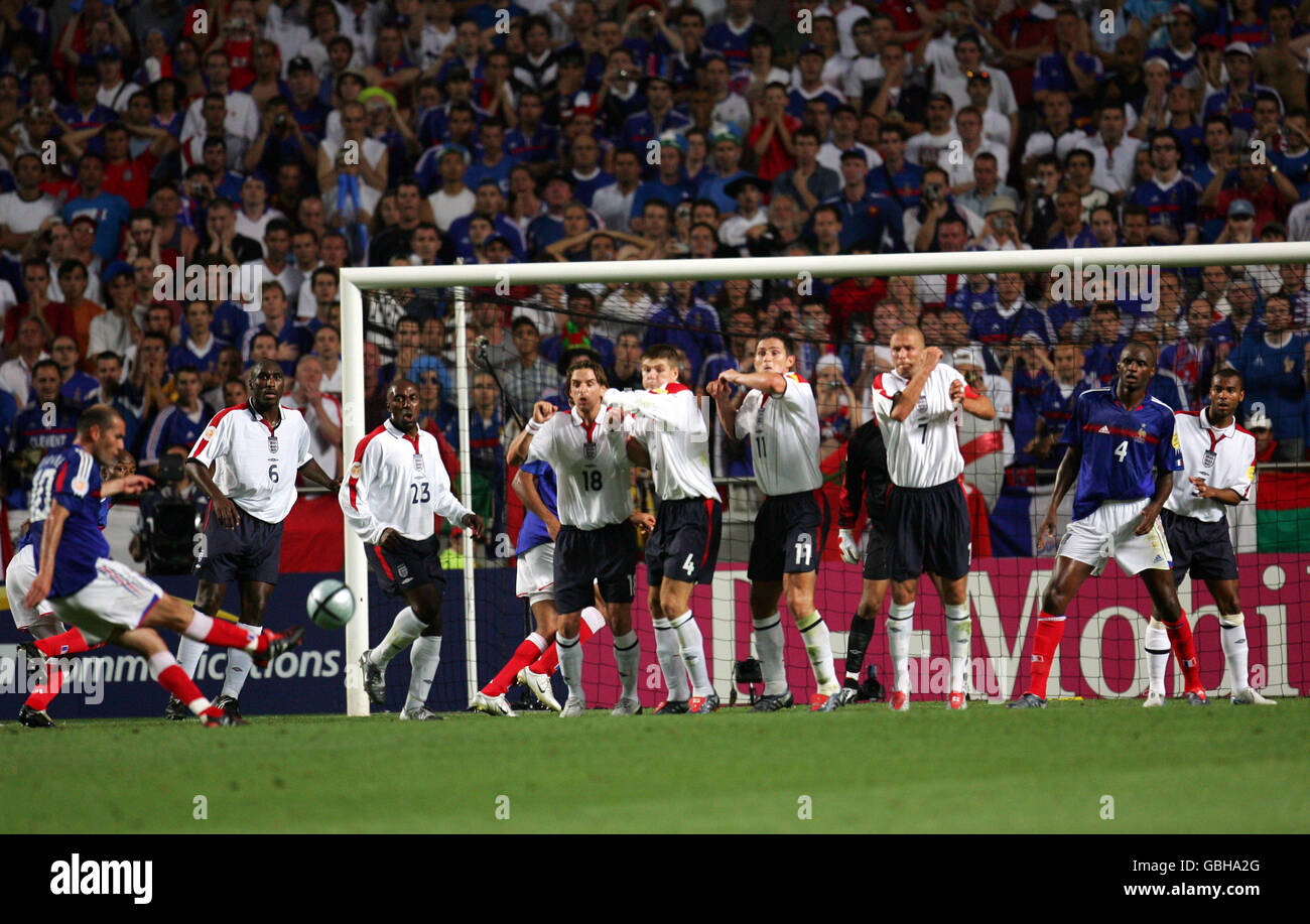 Frances zinedine zidane the equalising goal from free kick hi-res stock ...