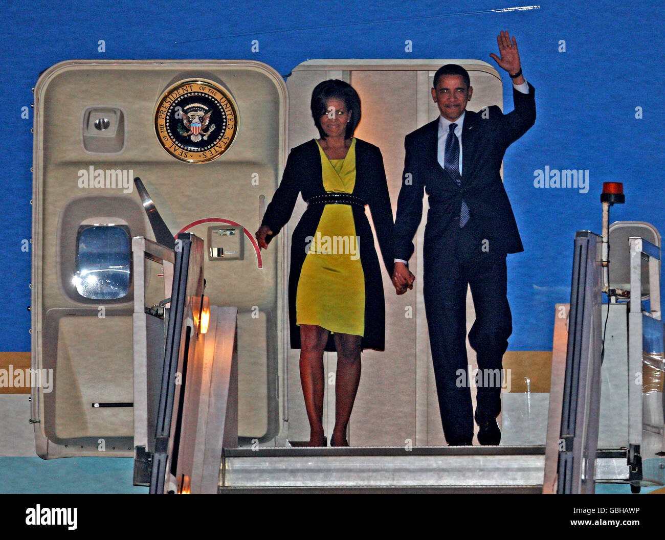 Barack obama holding hands hi-res stock photography and images - Alamy