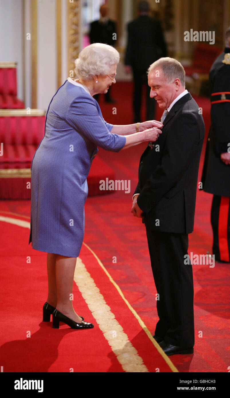 Receiving Mbe Queen High Resolution Stock Photography and Images - Alamy