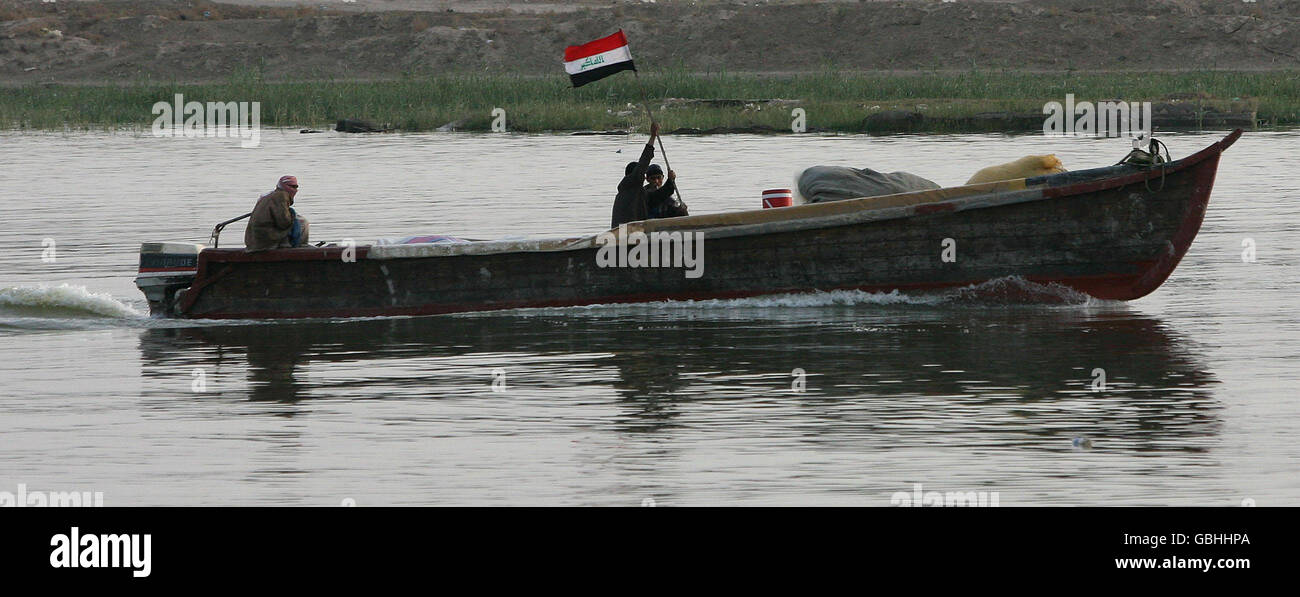 Raising an iraqi flag hi-res stock photography and images - Alamy