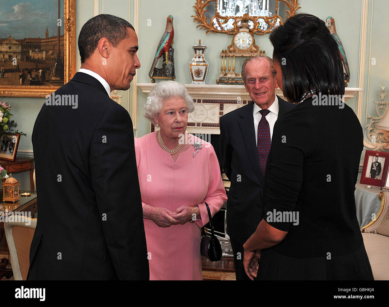 US President Barack Obama and his wife, Michelle, talk with Queen ...