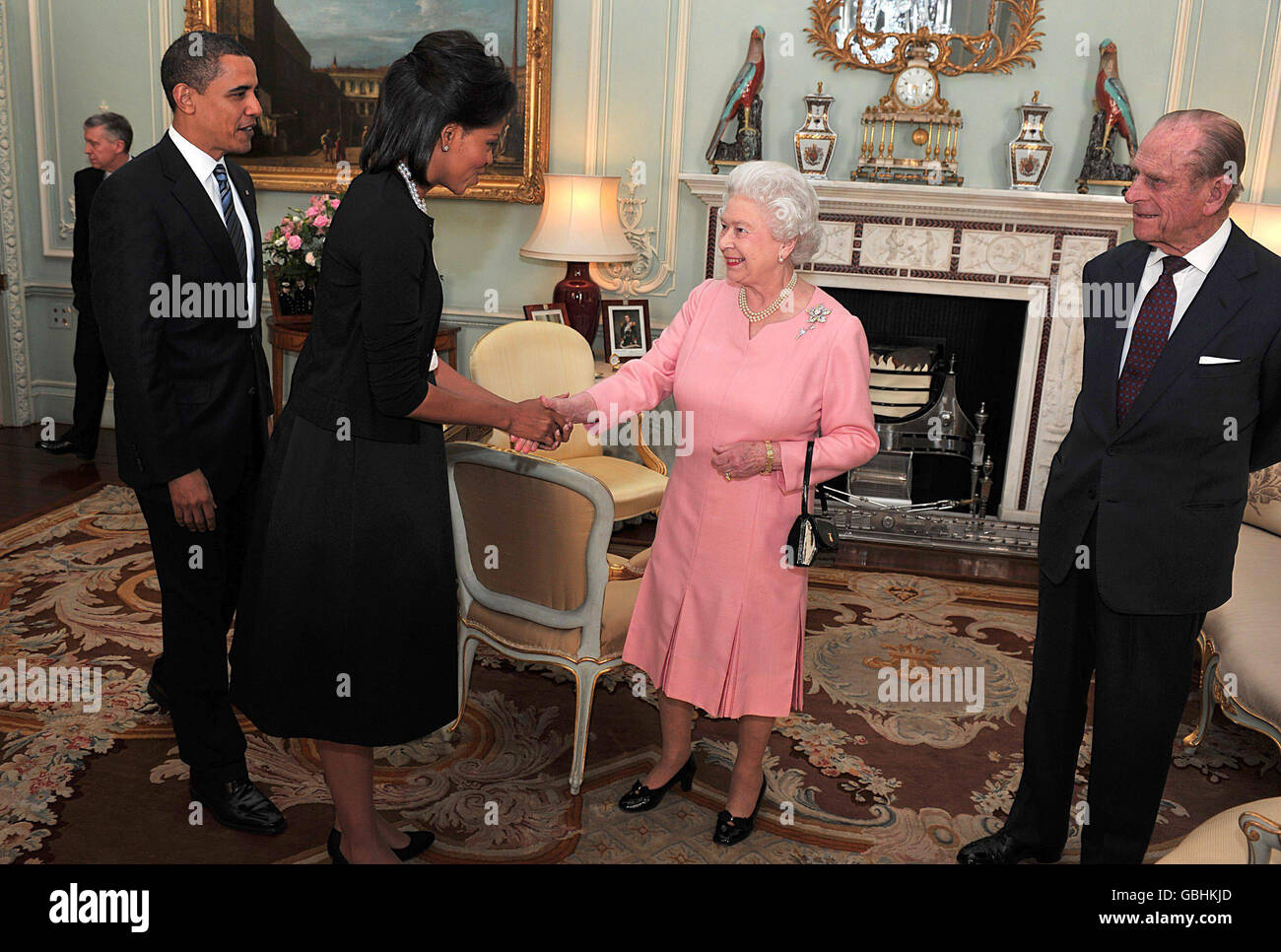 US President Barack Obama and his wife, Michelle, talk with Queen ...