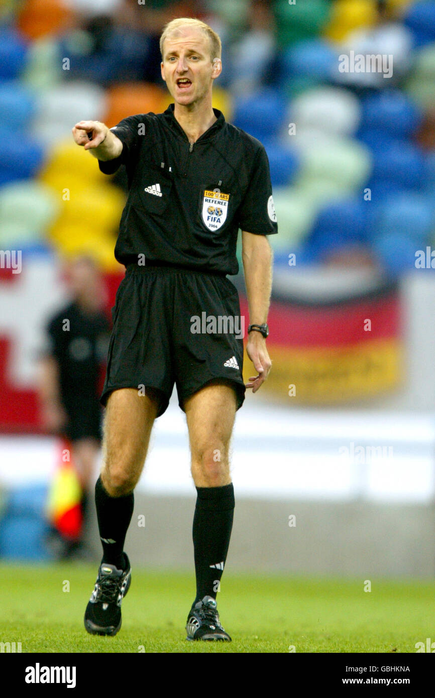 Mike riley referee hi-res stock photography and images - Alamy