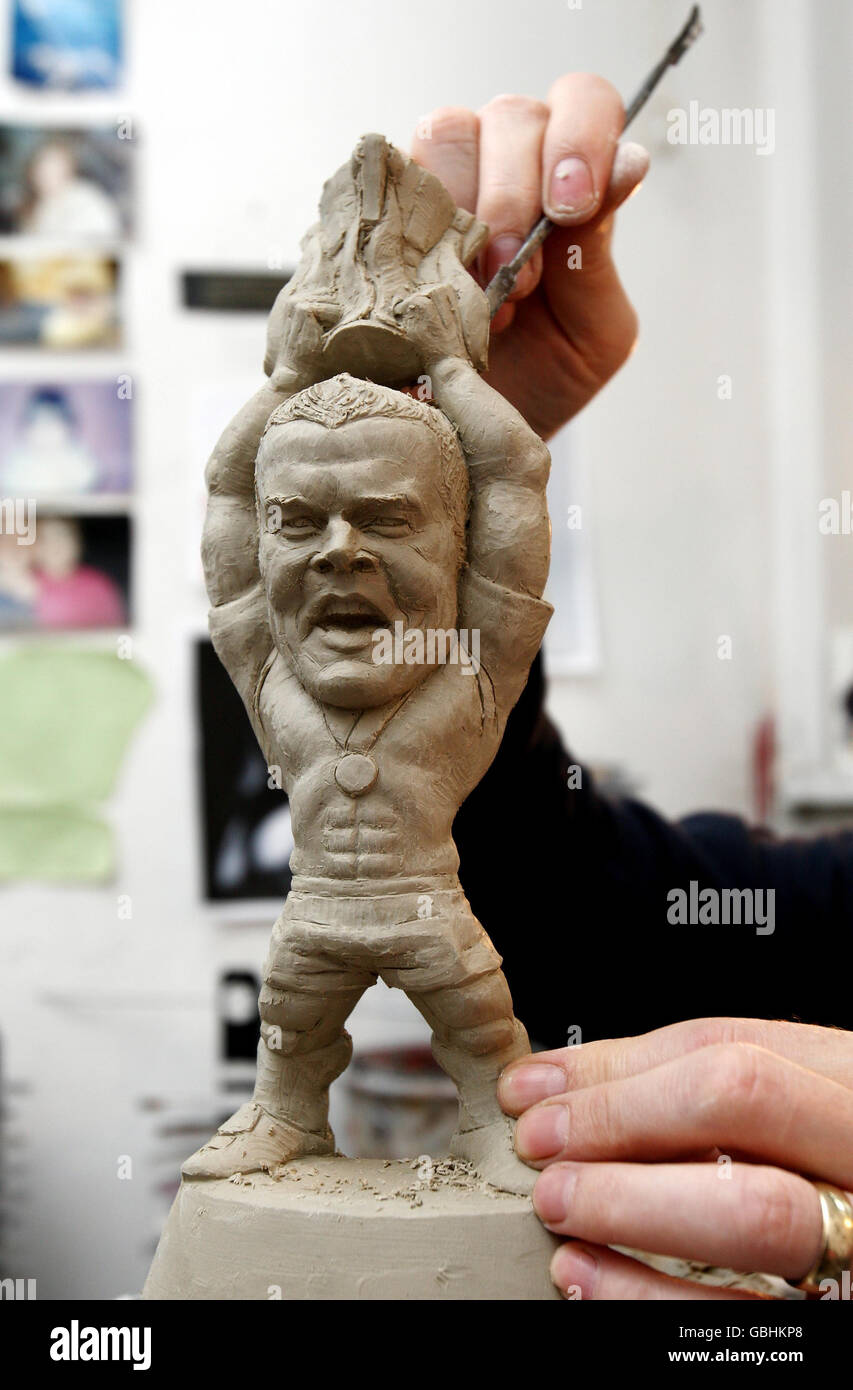 Richard hughes sculpture hi-res stock photography and images - Alamy