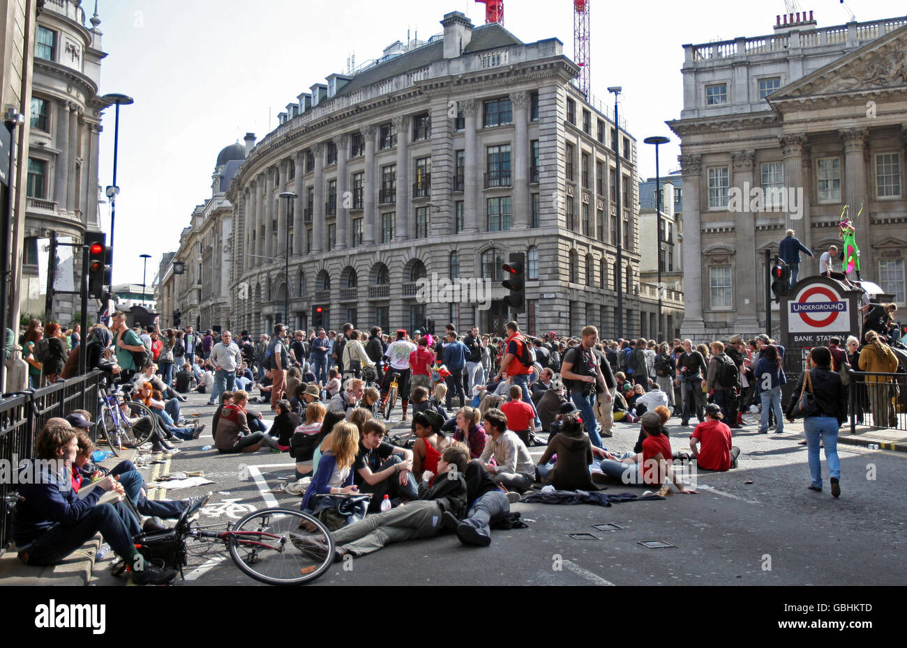 Bank tube station hi-res stock photography and images - Alamy