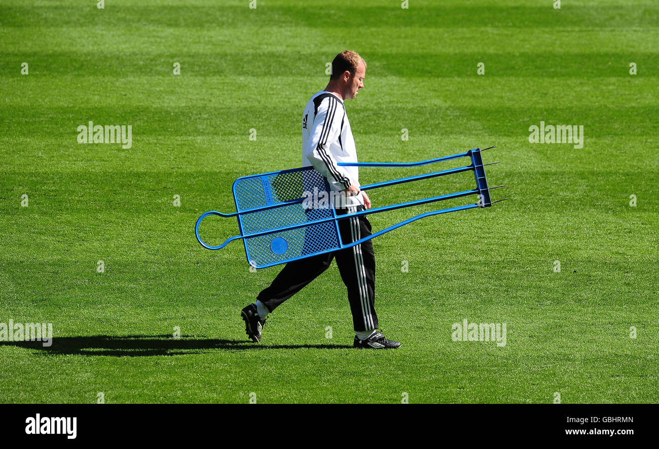 Alan shearer newcastle manager hi-res stock photography and images - Alamy