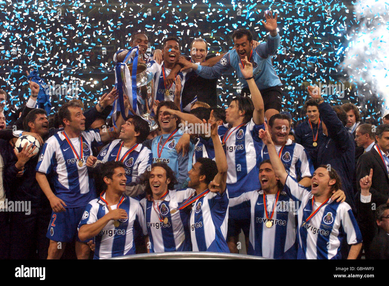 FC Porto players celebrates with the UEFA Champions League Trophy Stock ...
