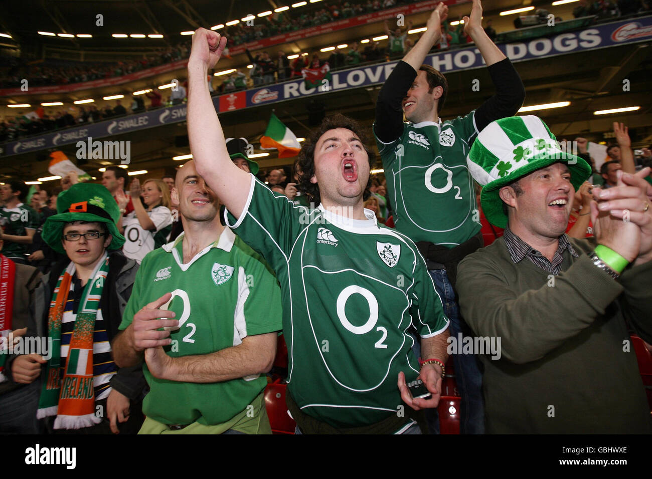 Rugby ireland celebrate green hi-res stock photography and images - Alamy