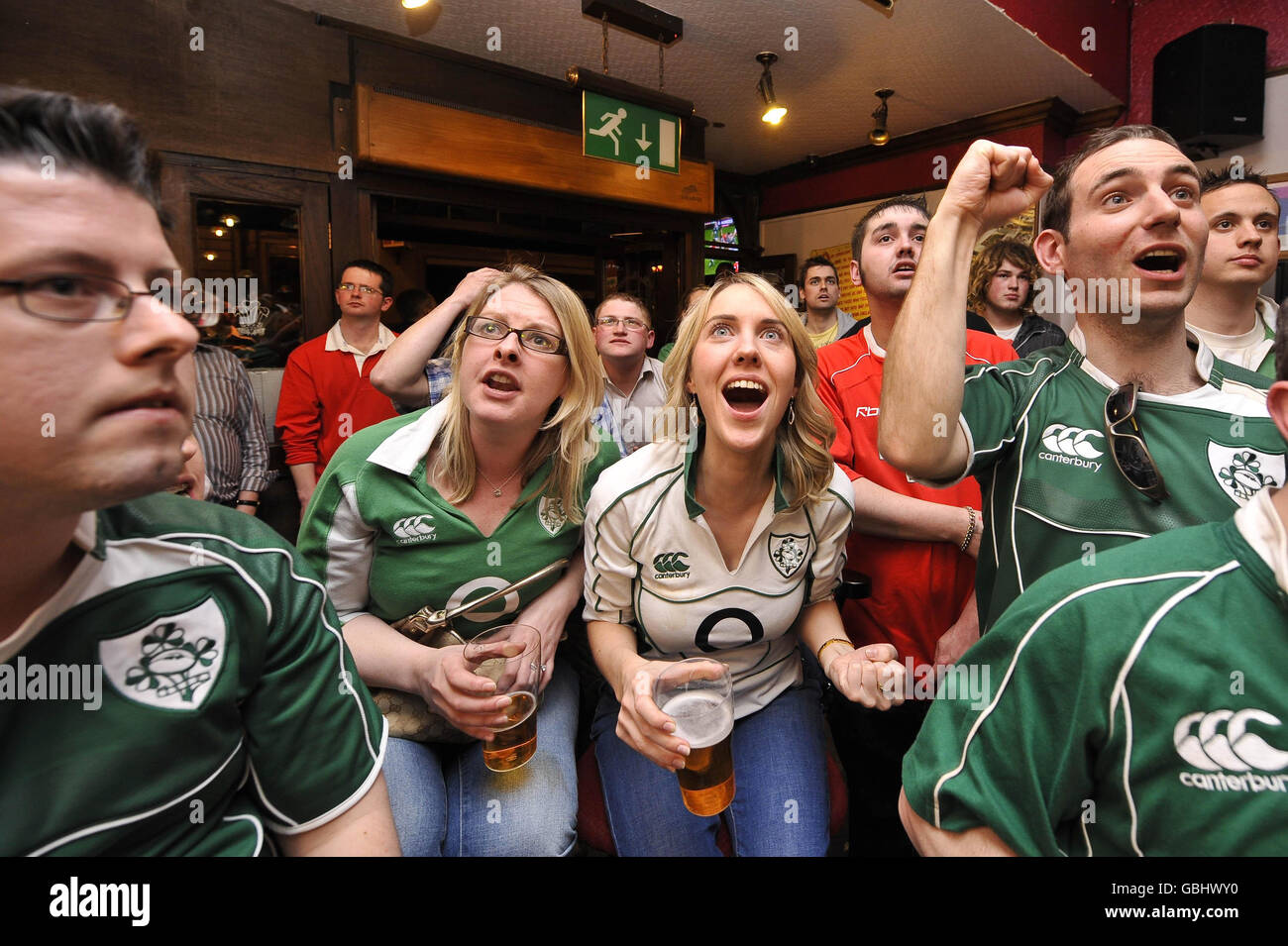 Ireland fan cheers on her team hi-res stock photography and images - Alamy