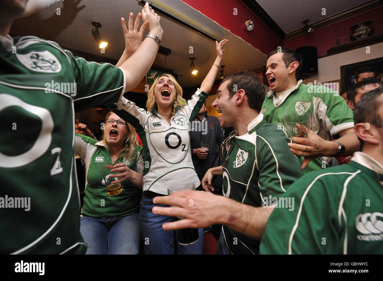 Rugby union celebrating cheering team hi-res stock photography and ...