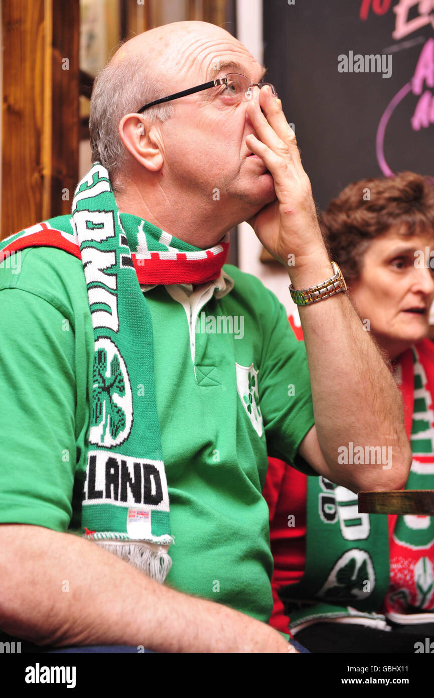 Wales rugby in pub hi-res stock photography and images - Alamy