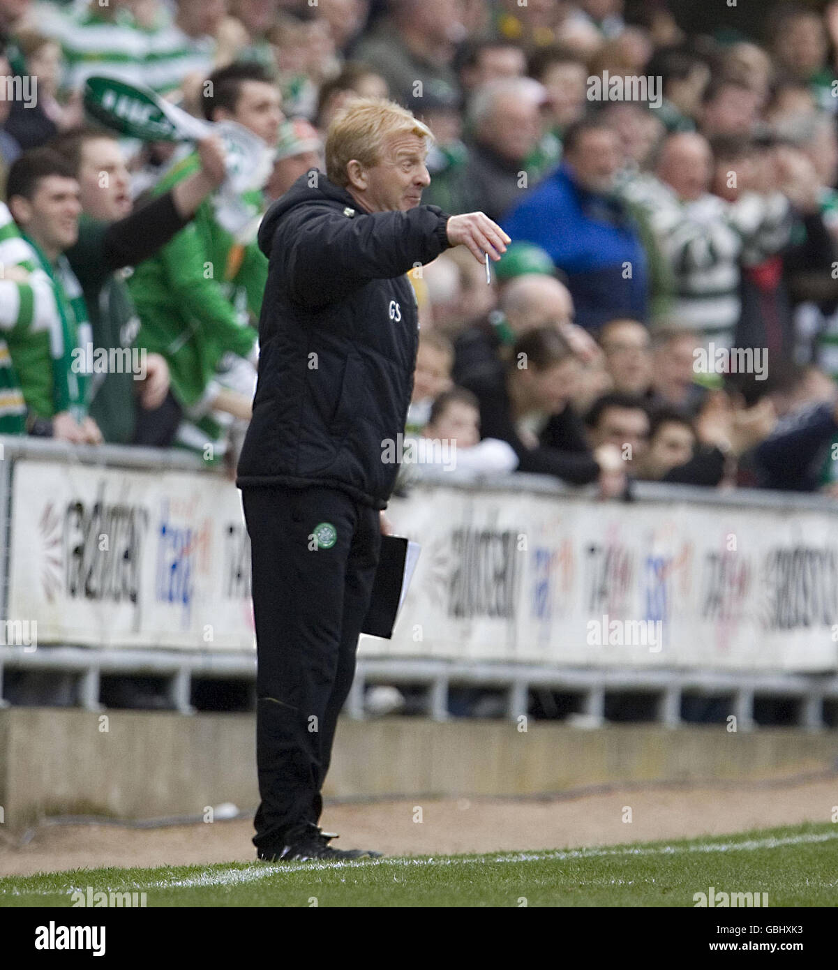 Sport football watching gordon strachan hi-res stock photography and ...