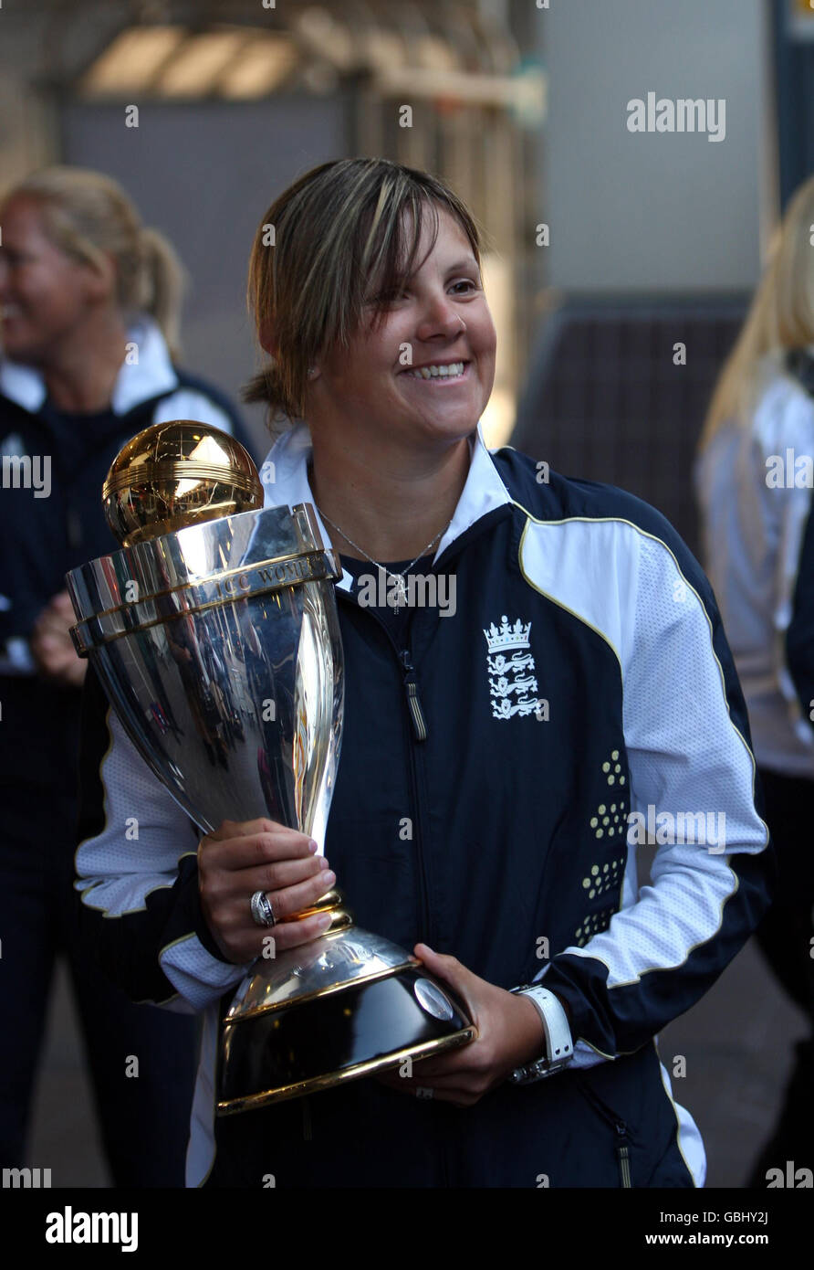 England womens nikki shaw trophy she arrives heathrow airport hi-res ...