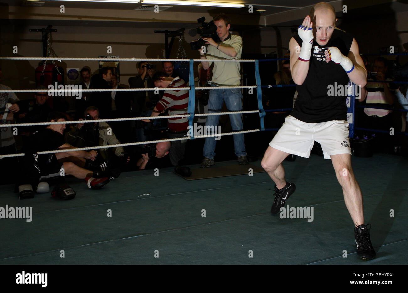Boxing - Matthew Hatton Work Out - Ashton Moss Hotel Stock Photo - Alamy