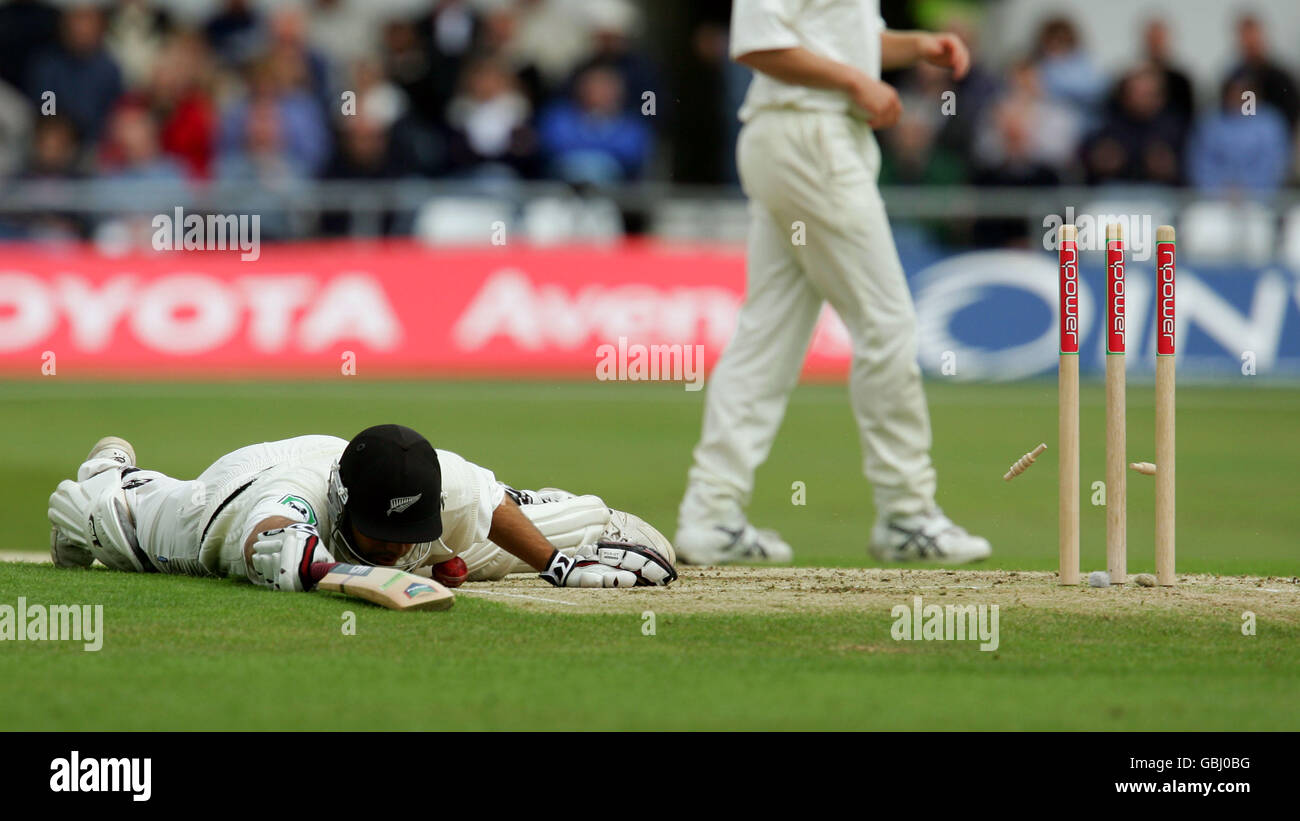 New Zealand batsman Stephen Fleming makes his ground and escapes ...