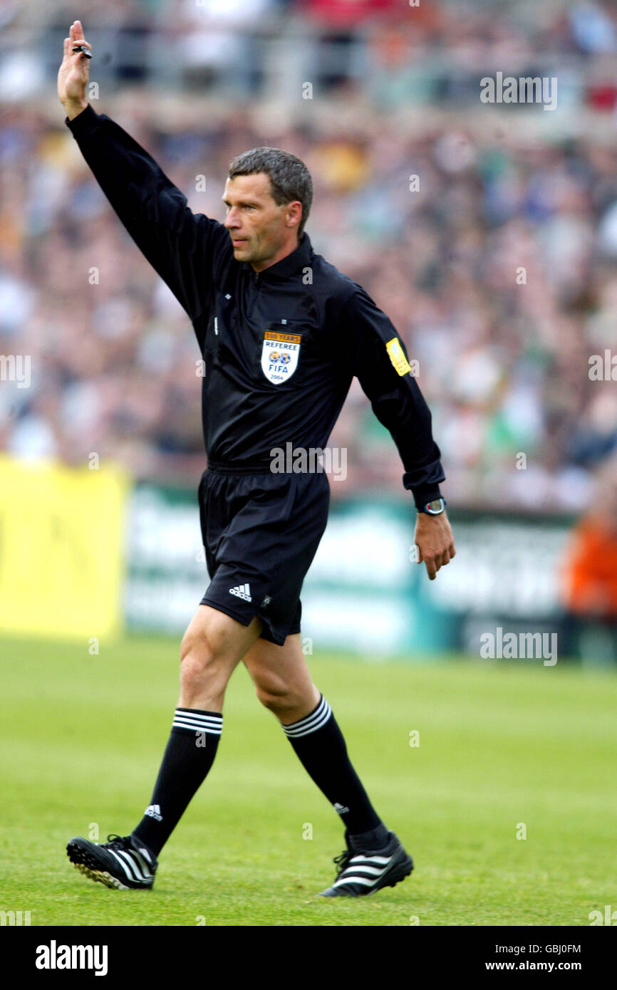 Soccer - International Friendly - Ireland v Romania. Referee Jara ...