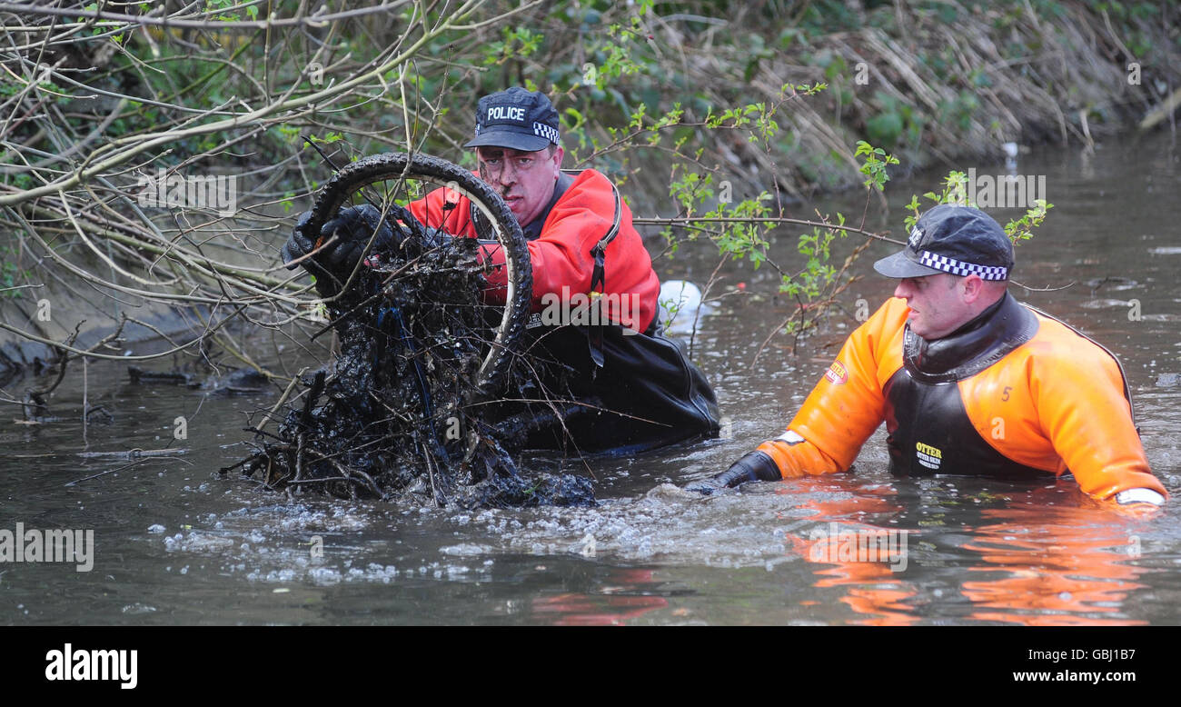 The police underwater search unit carries out a search in Osbaldwick ...