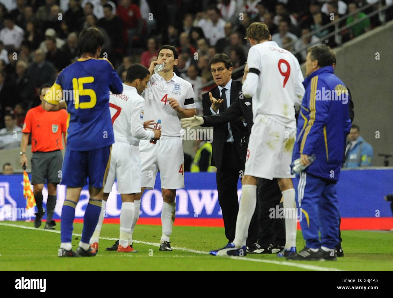 England players on the touchline hi-res stock photography and images ...