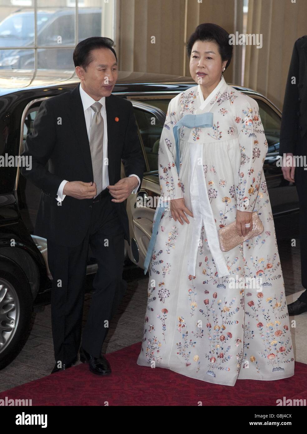 Japanese prime minister taro aso arrives at buckingham palace hi-res ...