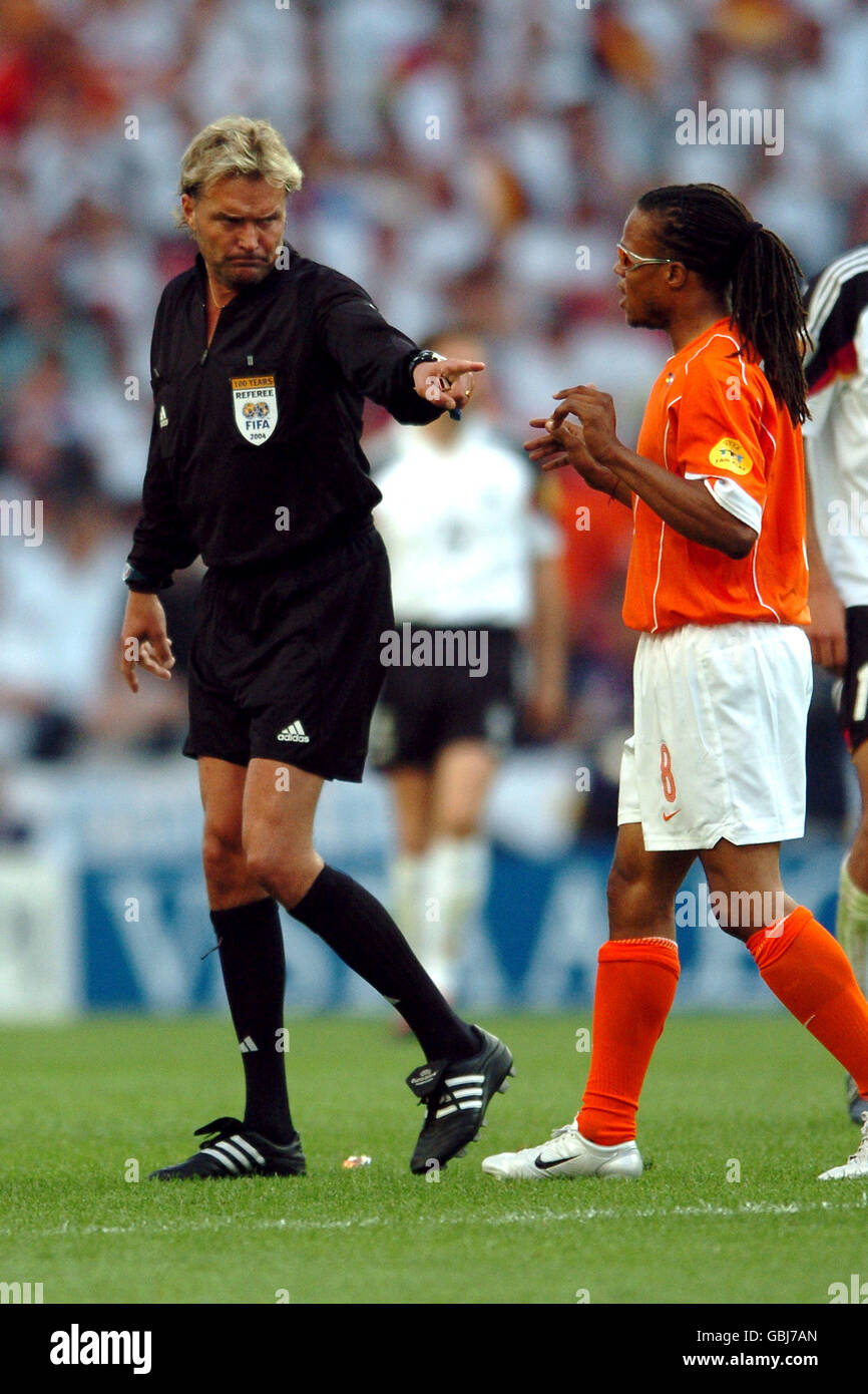 Referee anders frisk l disciplines hollands edgar davids r hi-res stock ...