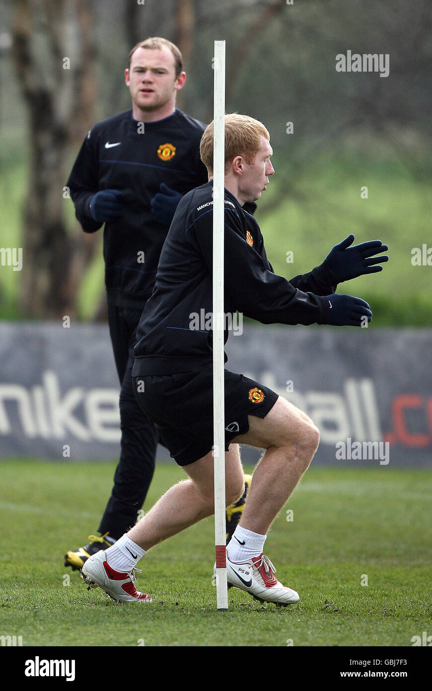 Old tra manchester uniteds paul scholes and wayne rooney hi-res stock ...