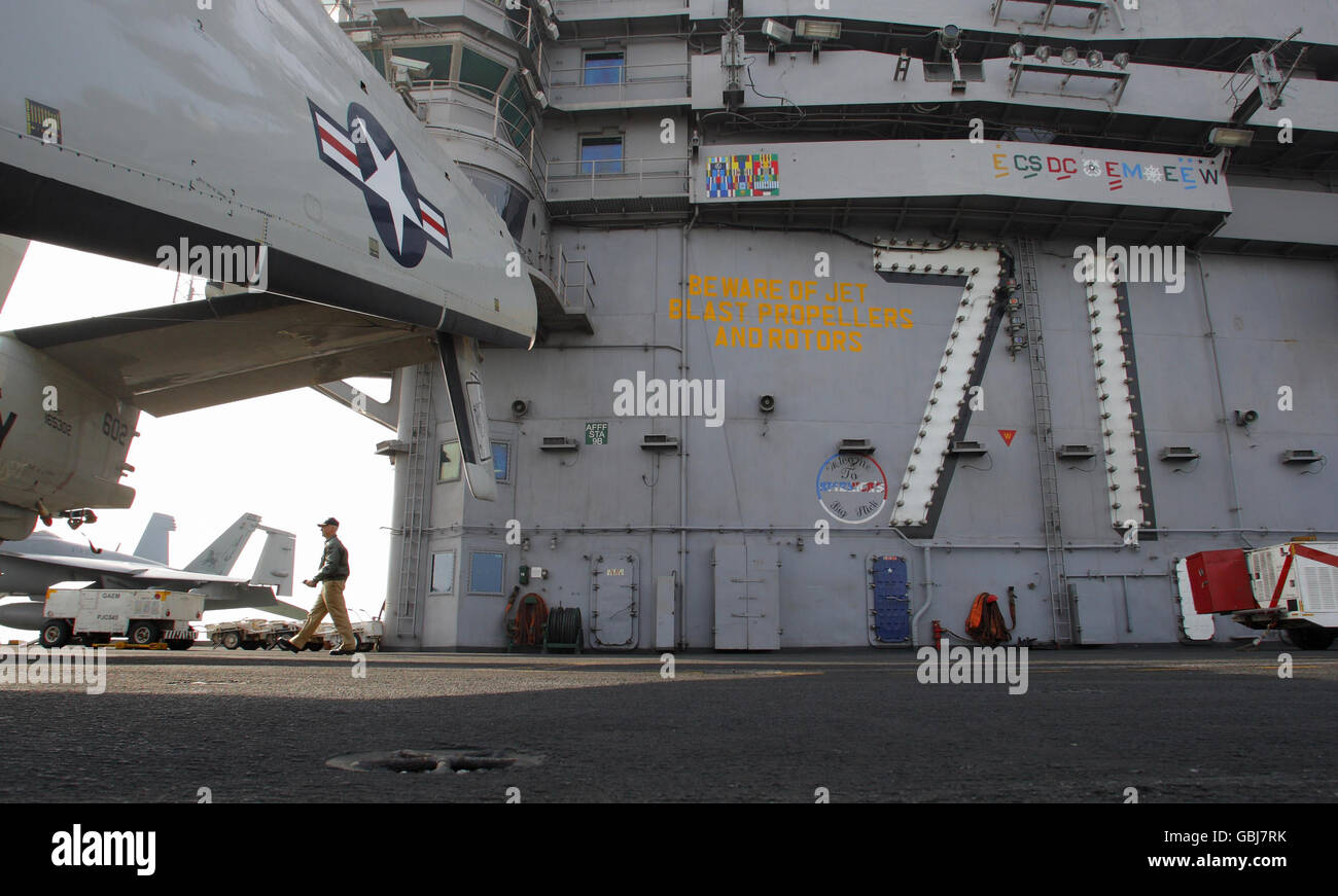 Flight deck of the uss nimitz hi-res stock photography and images - Alamy