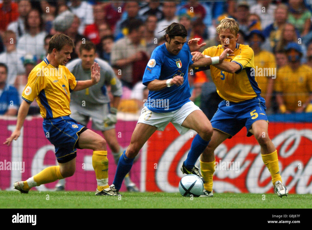 Italy's Simone Perrotta takes on Sweden's Tobias Linderoth (l) and Eric ...