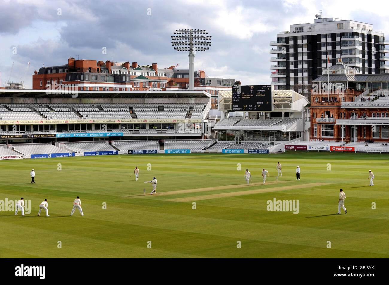 Cricket stadium floodlights hi-res stock photography and images - Alamy