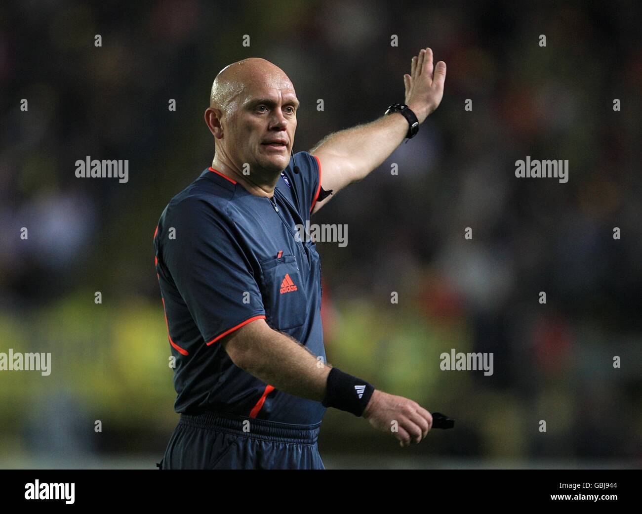 Referee tom ovrebo hi-res stock photography and images - Alamy