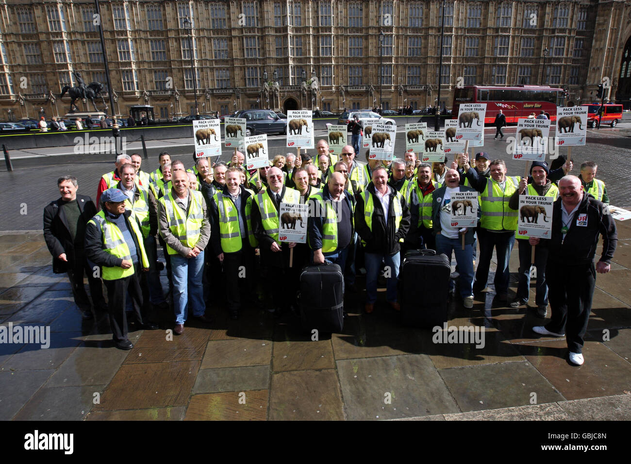 Baggage handlers from airports across the UK campaign outside the House ...