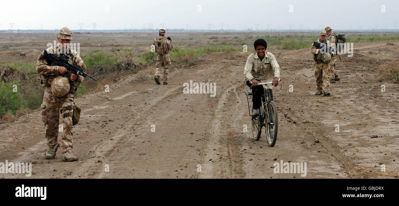 A british soldier on patrol in iraq hi-res stock photography and images ...