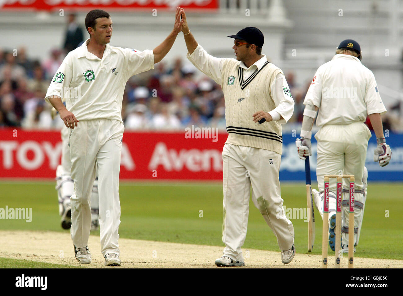 New Zealand's James Flemming (l) and Nathan Astle celebrate the wicket ...