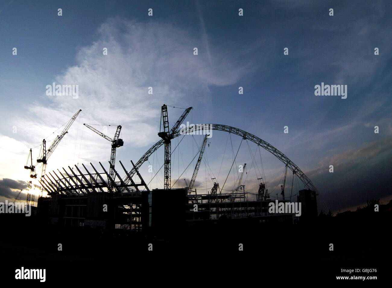 The arch over wembley stadium nears completion hi-res stock photography ...