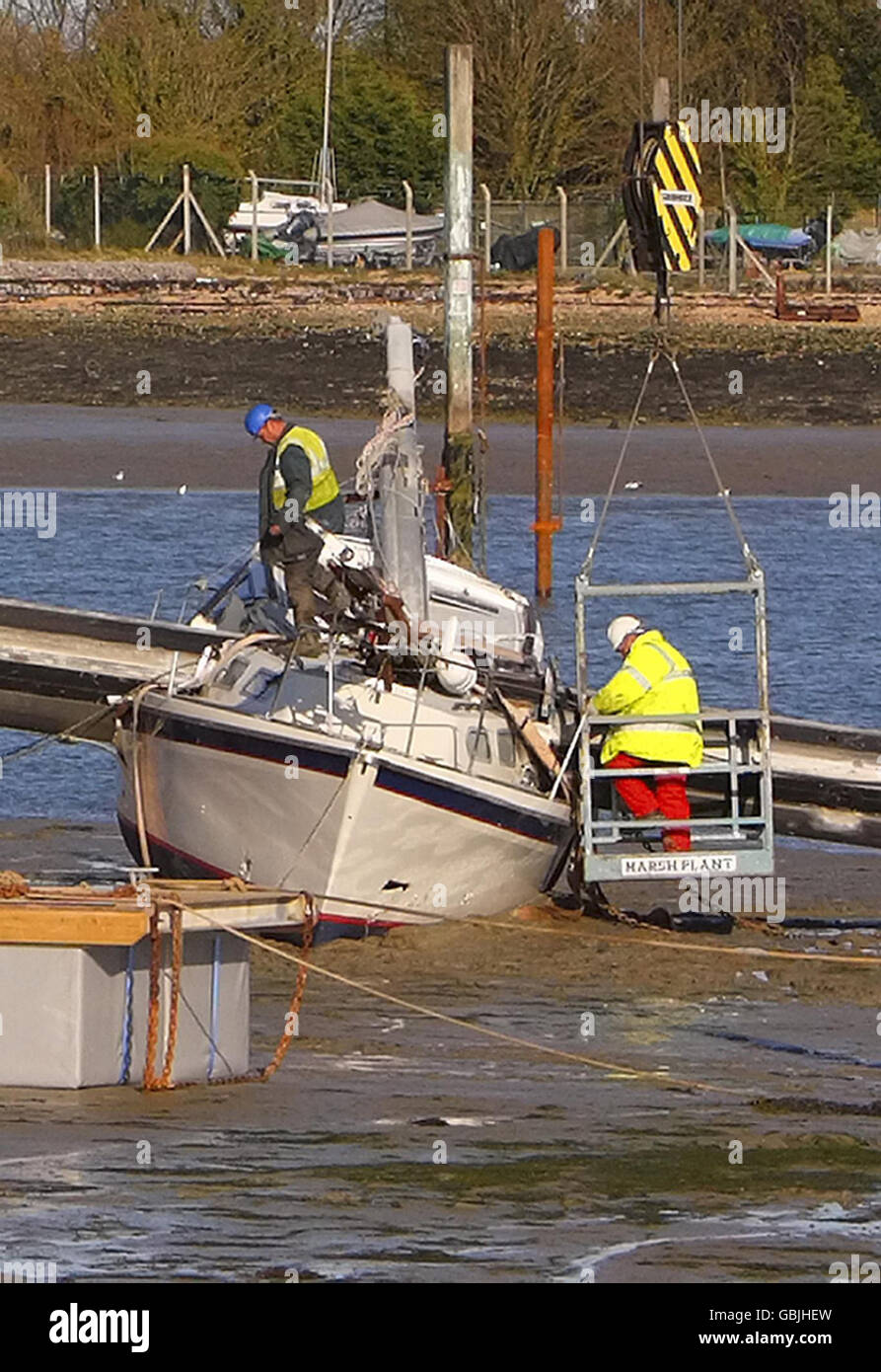 Salvage crane hi-res stock photography and images - Alamy