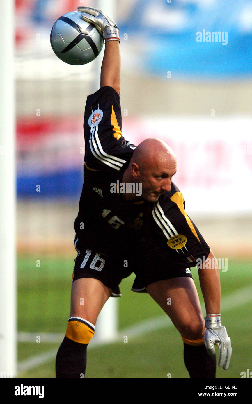 Fabien barthez france 2004 hi-res stock photography and images - Alamy