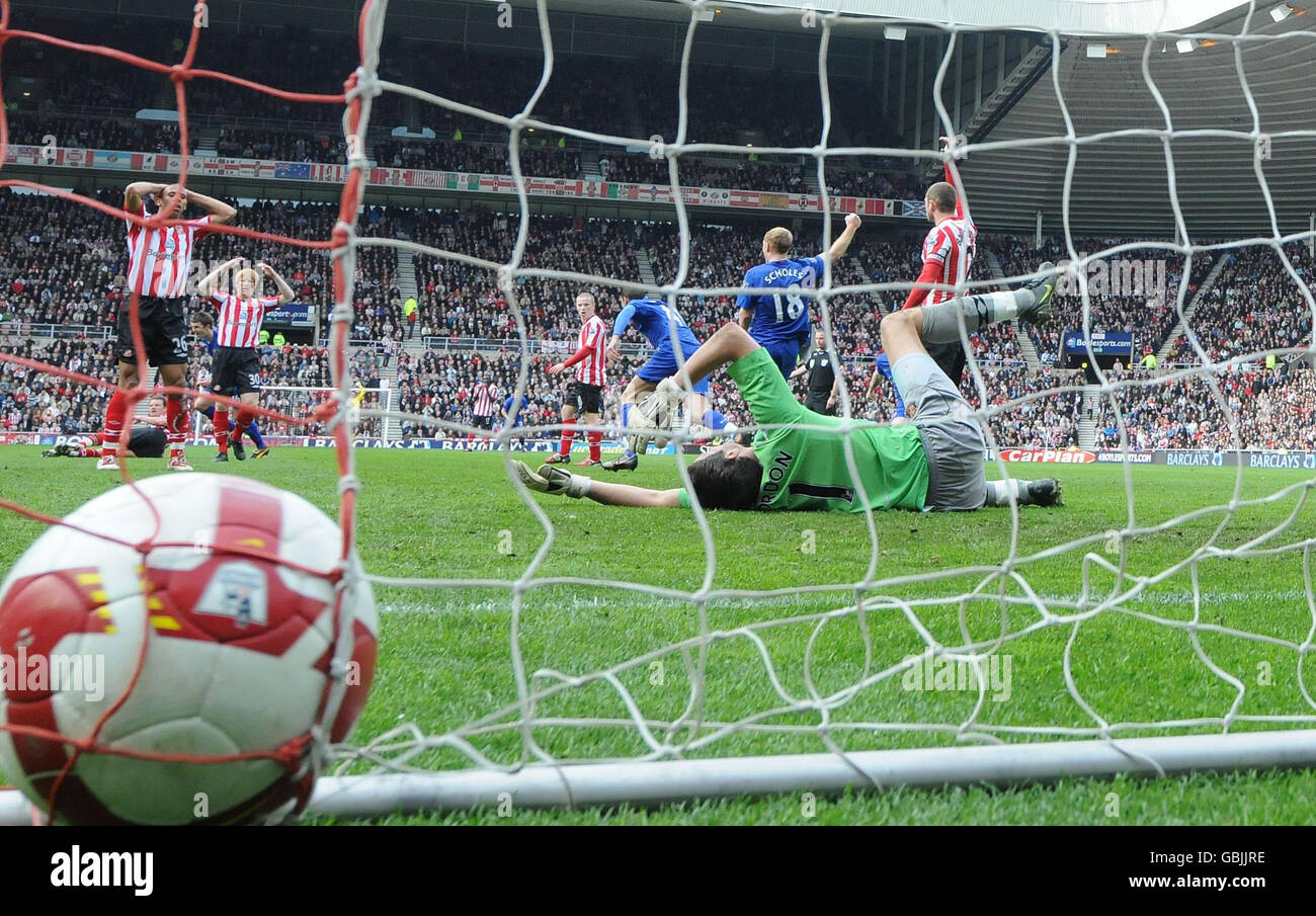 Manchester United's Federico Macheda scores his sides second goal of ...