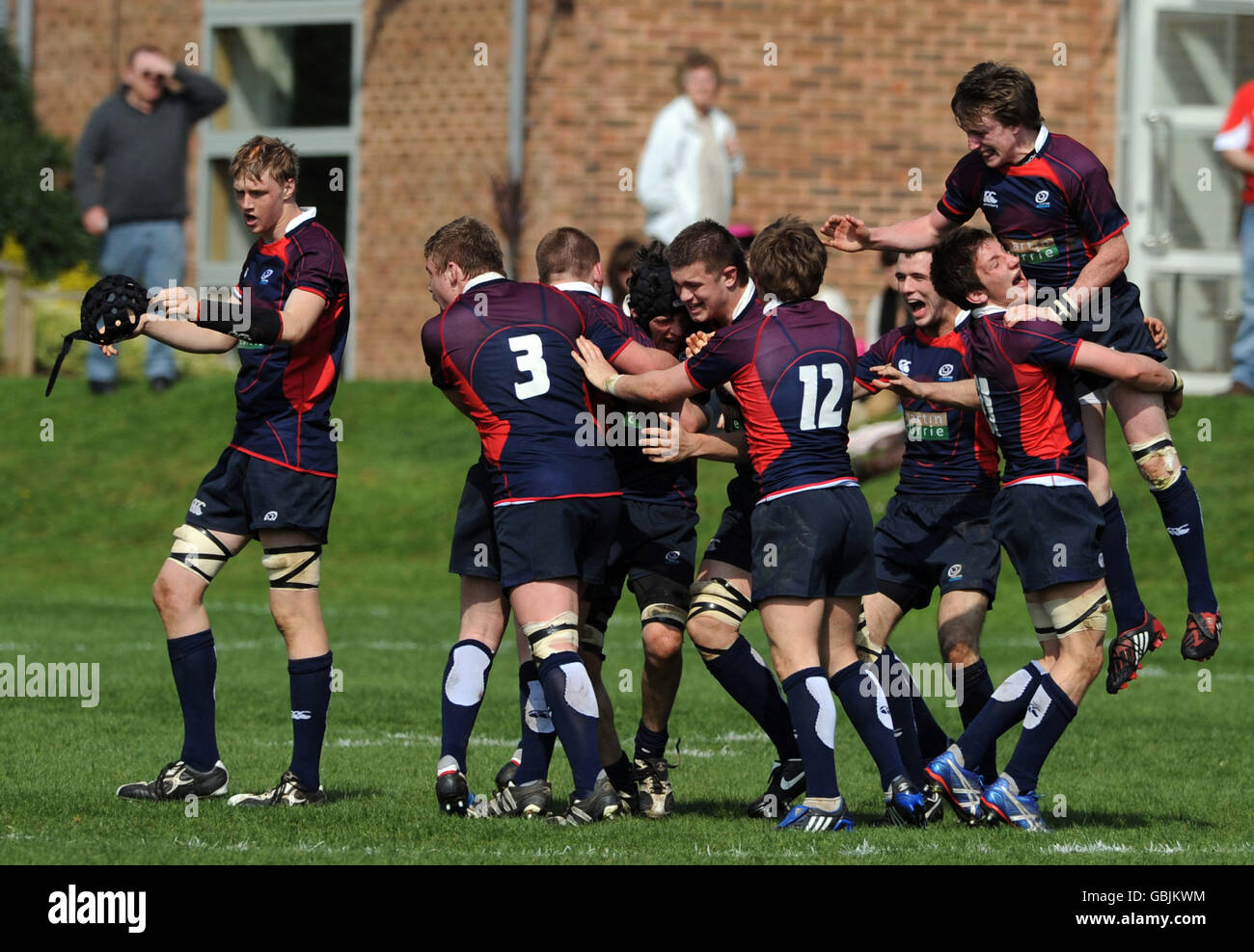 Winning Scotland Under 17 Rugby team celebrate their one point victory ...