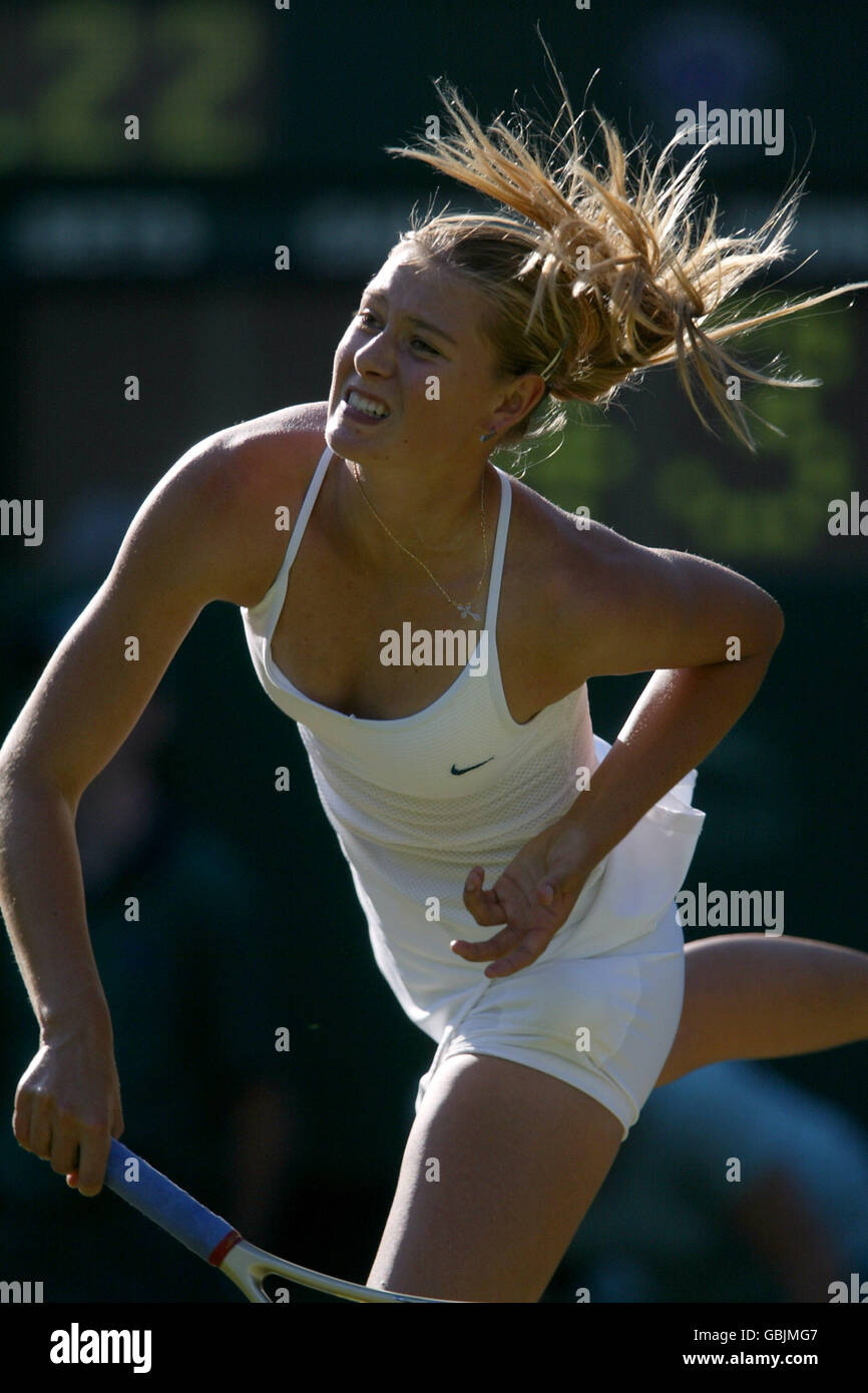 Tennis wimbledon 2004 third round maria sharapova v daniele hantuchova hi-res stock photography ...