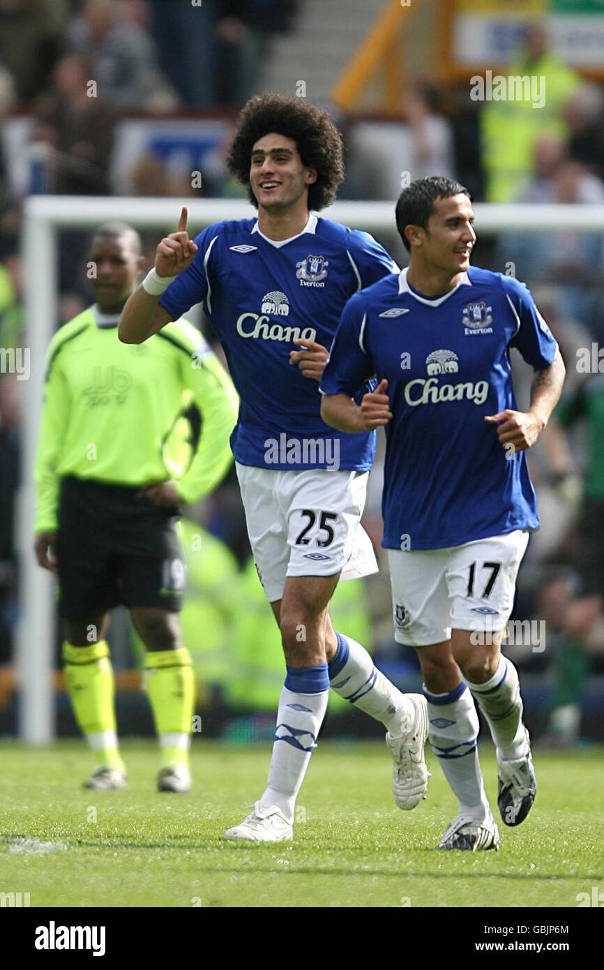 Everton's Marouane Fellaini (centre) celebrates with teammate Tim ...