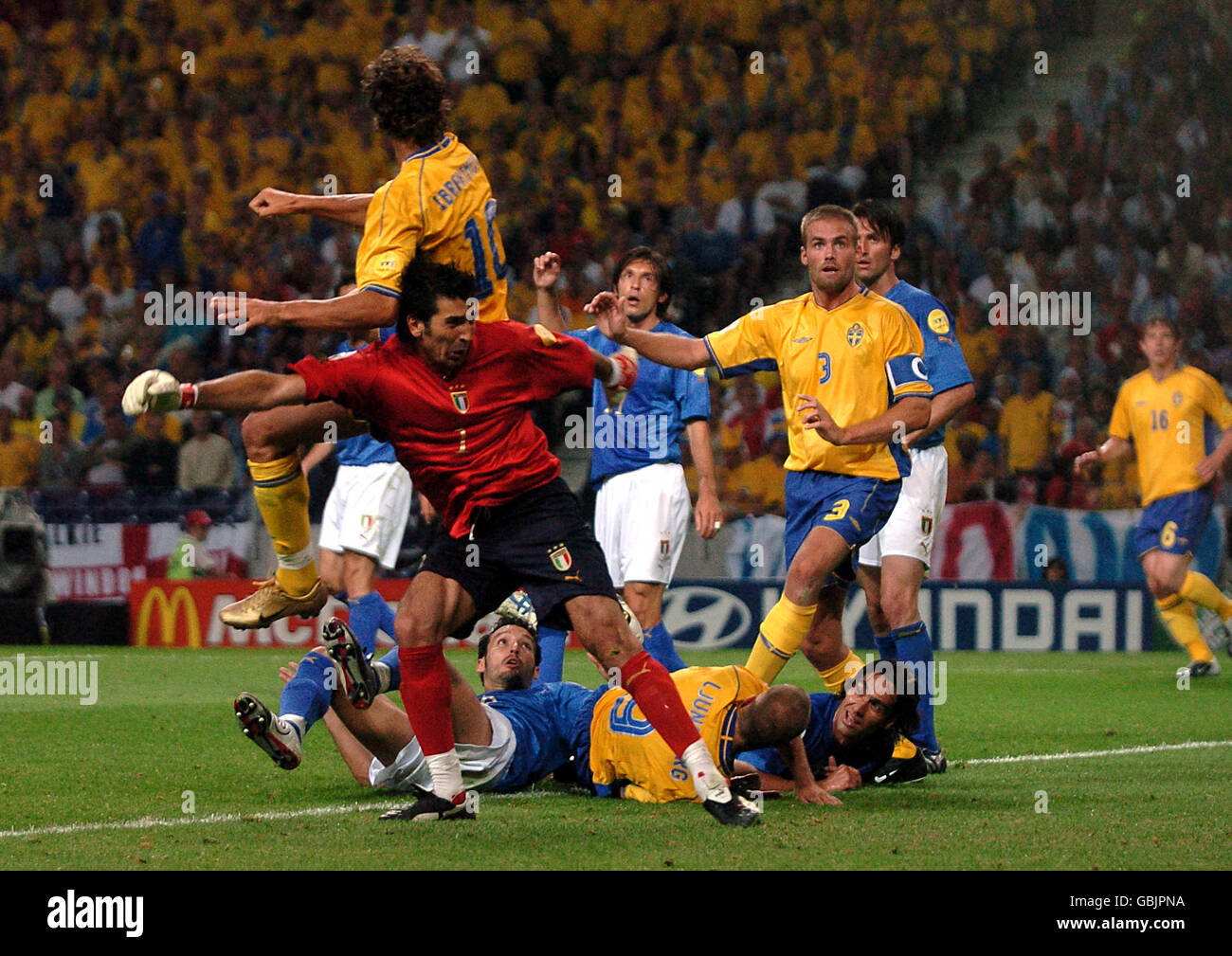 Ibrahimovic sweden 2004 hi-res stock photography and images - Alamy