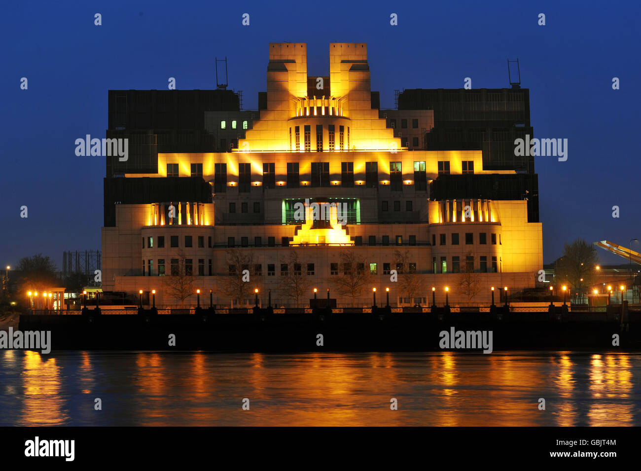 Sis building headquarters mi6 in hi-res stock photography and images ...