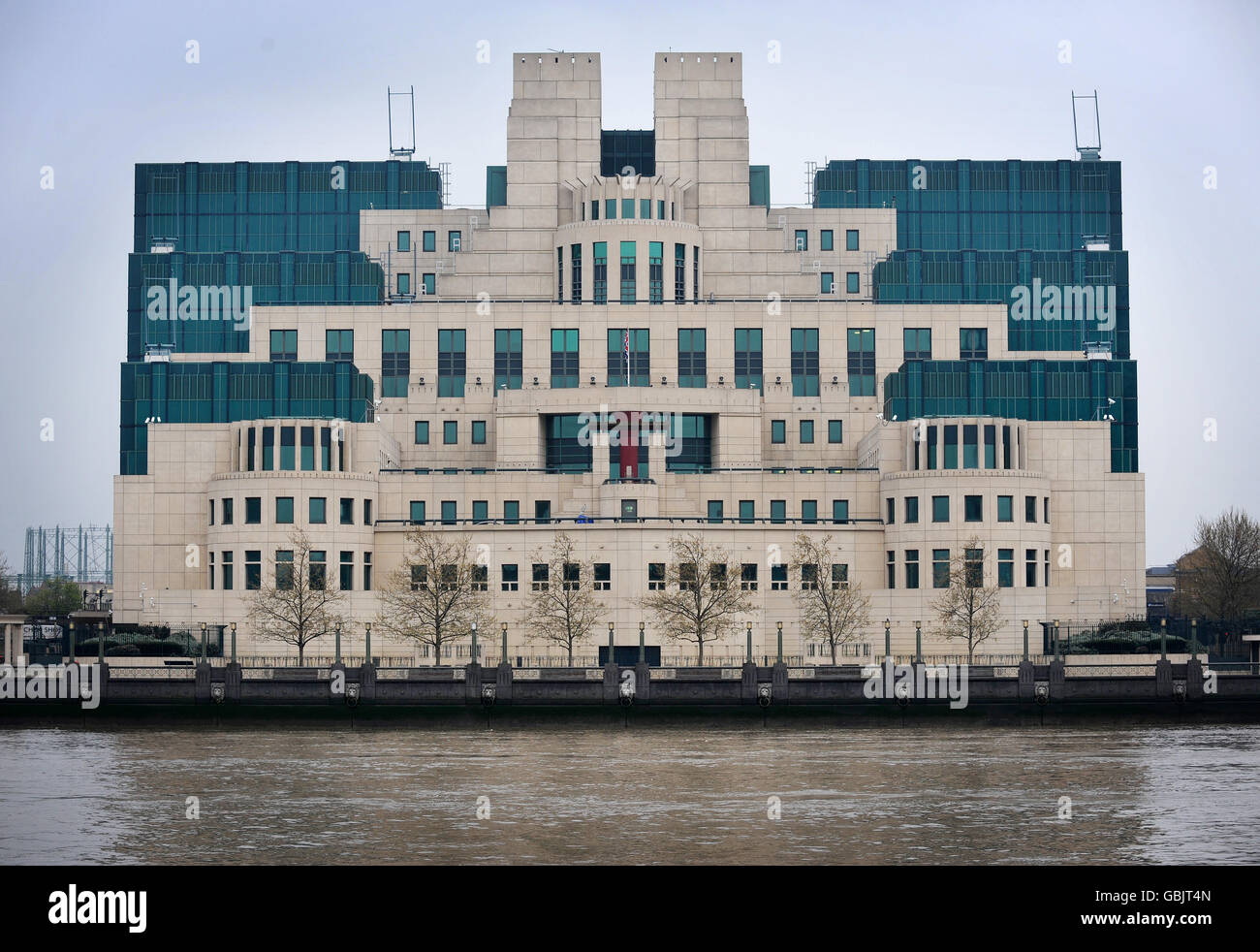 Sis building headquarters mi6 in hi-res stock photography and images ...