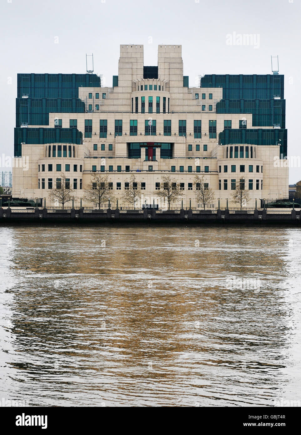 Sis building headquarters mi6 in hi-res stock photography and images ...