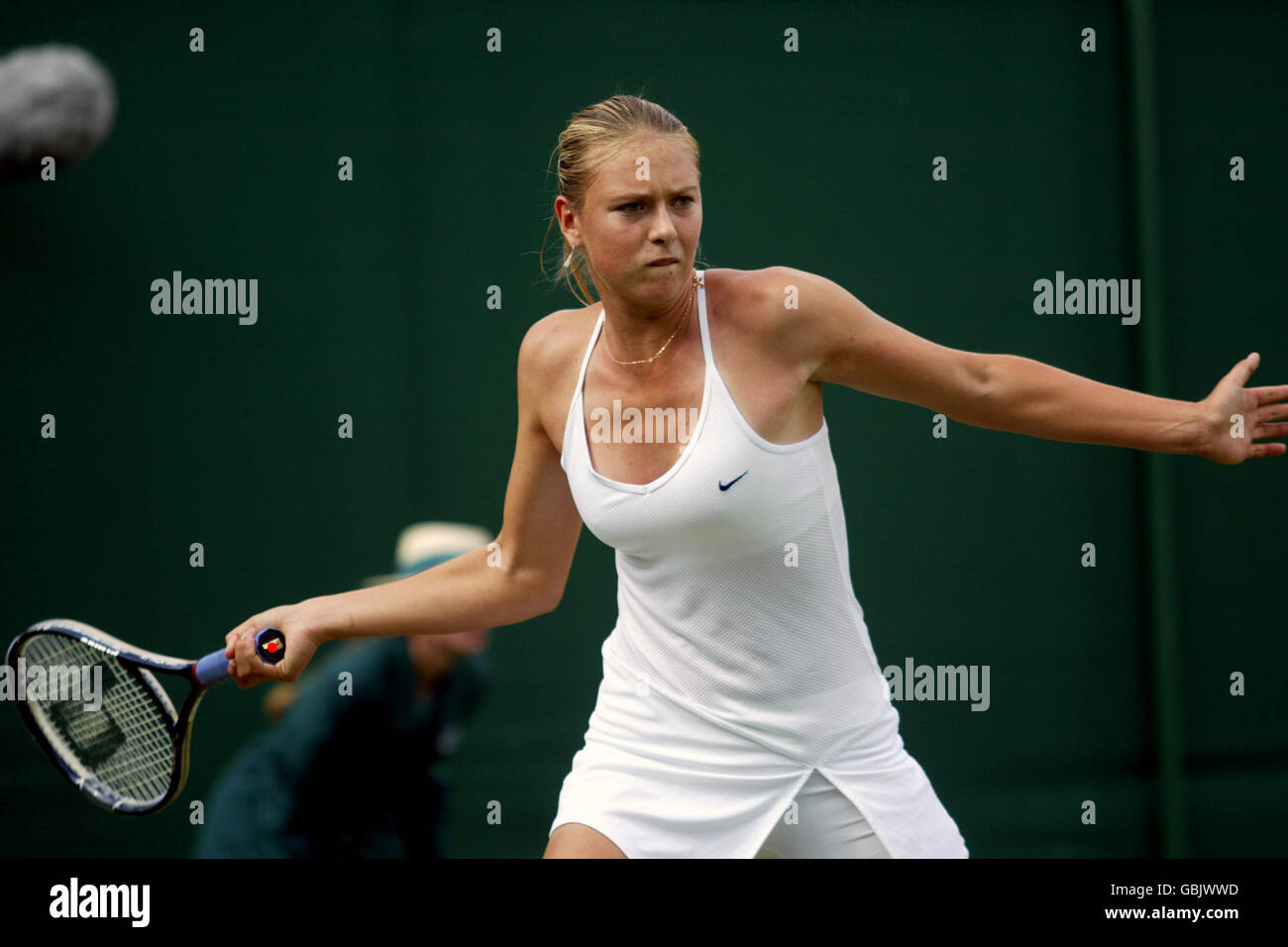 Maria sharapova wimbledon 2004 hi-res stock photography and images - Alamy