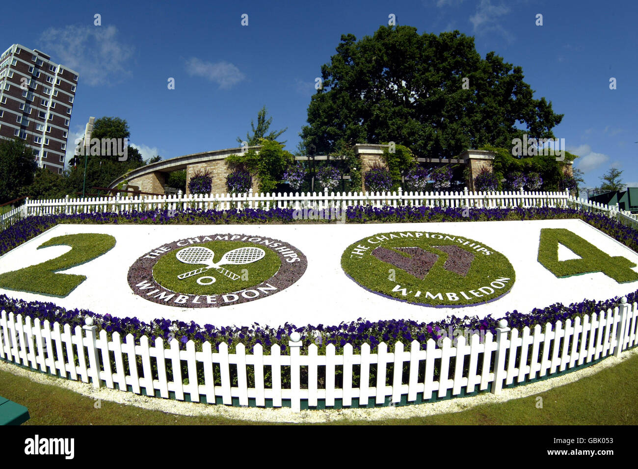 Tennis - Wimbledon 2004 - Third Round - Tim Henman v Hicham Arazi. The ...