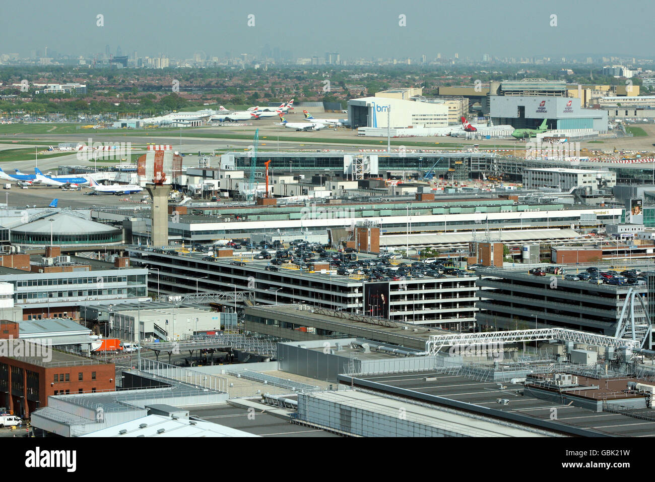 General view of heathrow airport hi-res stock photography and images ...