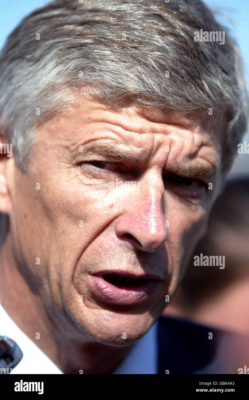Soccer - Friendly - Barnet v Arsenal Stock Photo - Alamy